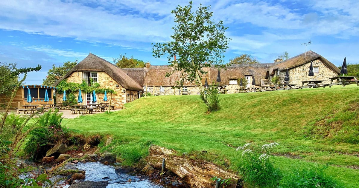 Country Pub | 13th Century Pub & Restaurant | Bearslake Inn